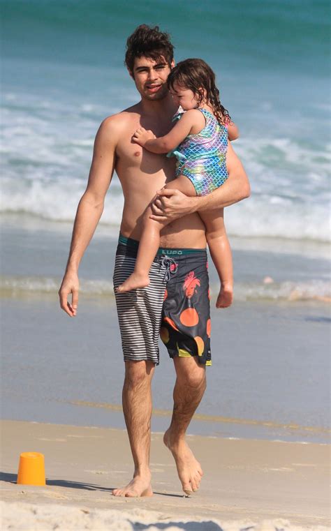 Foto Clara Maria filha de Tatá Werneck e Rafael Vitti chorou no colo