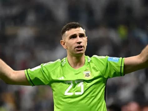 El Dibu Martínez mandó a callar a los franceses en la Europa League y