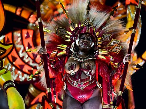 Desfile das campeãs 15 escolas voltam ao sambódromo e reafirmam suas