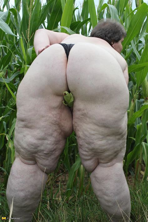 Big Mature Slut Playing In A Corn Field