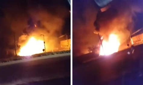 Caminh O Carga De Inflam Vel Tomba Pega Fogo Incendeia Casas E