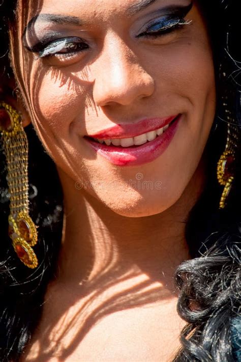 Gente Usando Costumbres Durante La Marcha Por Los Derechos De Los Lgbt