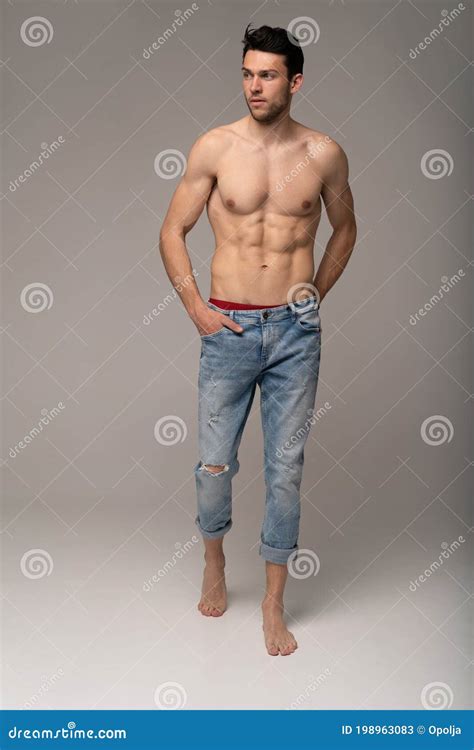 Retrato De Un Modelo Masculino Muscular Bien Construido Sin Camisa