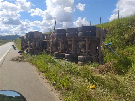Carreta Bloco De Granito Tomba Na Rodovia Es Em Ecoporanga