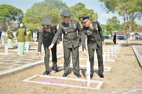 Dandenma Brigif Raider 9 Kostrad Ikuti Upacara Ziarah TMP Menyambut HUT