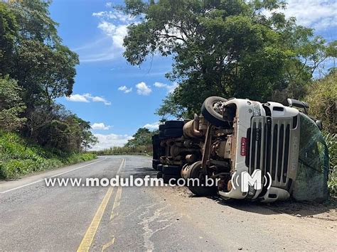 Motorista perde controle de carreta tomba e fica preso às ferragens na