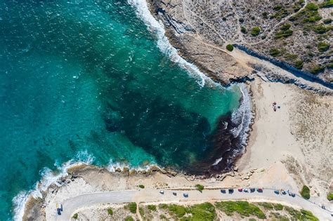 Drohnenaufnahme vom Cala Mitjana Strand in Artà auf Mallorca Bucht mit