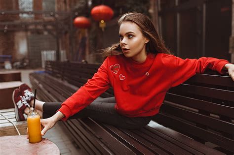 Frauen Modell Brünett Porträt Im Freien Saft Getränk Trinkhalm Sitzbank Hd