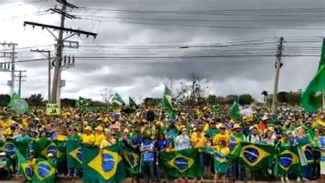 Manifestantes Permanecem Em Frente A Quart Is