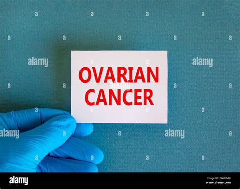 Símbolo de cáncer de ovario Nota blanca con palabras Cáncer ovárico