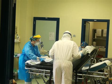 Coronavirus in Italia più 2937 contagi crescono ancora le vittime