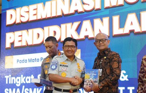 Jasa Raharja Dan Korlantas Polri Serahkan Buku Pendidikan Lalu Lintas