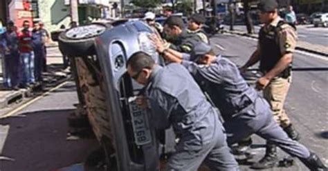 G1 Carro descontrolado bate em árvore e capota em avenida de BH