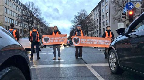 München Aktivisten kleben sich zum Berufsverkehr mitten in City