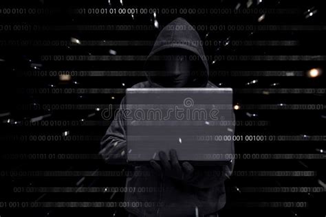 Pirata Informático Con La Máscara De La Venganza Que Mecanografía En Un
