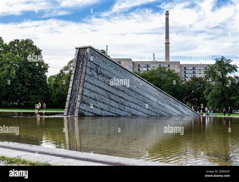 Invalidenpark Mit Sinkender Mauer Monumentale Skulptur Mit Brunnen