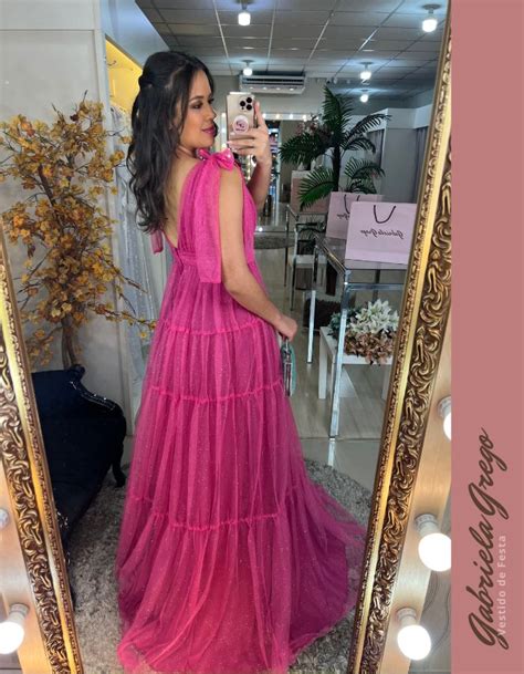 Vestido Longo Fúcsia em Tule de Brilho Saia Três Marias e Laço no Ombro