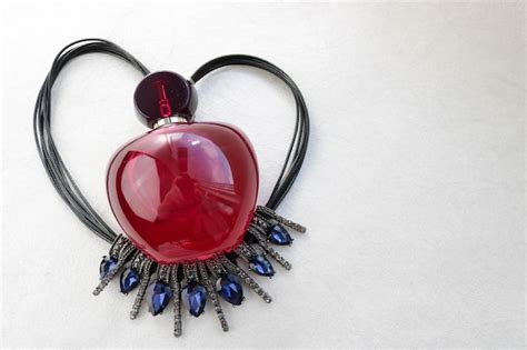 Beau Flacon Transparent En Verre Rouge De Parfum Féminin Allongé Sur