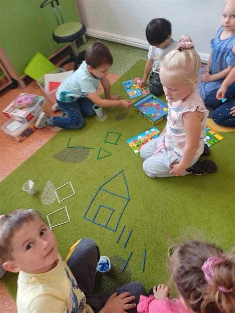 Zabawy Z Figurami Geometrycznymi Przedszkolak W Szko A Podstawowa Nr
