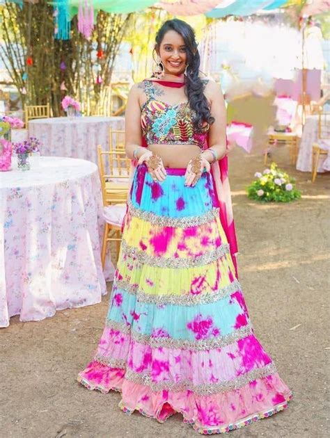 35 Mehndi Outfits For Brides To Be Mehndi Dresses That Stand Out