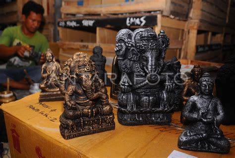 KERAJINAN MINIATUR FIBERGLASS ANTARA Foto
