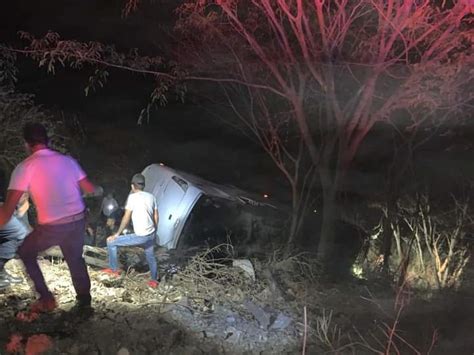 Mueren 18 personas tras caerse un autobús turístico a un barranco en