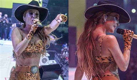 look de oncinha Claudia Leitte agita o público em show na Bahia
