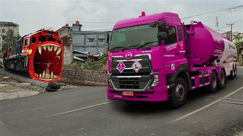 Kereta Api Panjang Vs Truk Tangki Youtube
