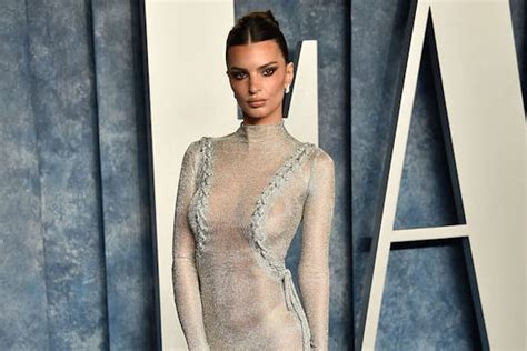 Emily Ratajkowski En Longue Robe Transparente Paillettes Feben