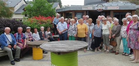 Vains Les aînés visitent la ferme des Cara meuh