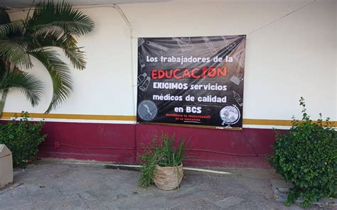 Retiran lona de clínica del ISSSTE fue colocada por docentes como