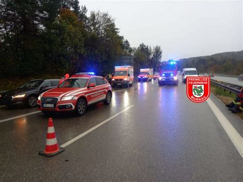 Pkw Brand Auf Autobahn Nach Verkehrsunfall Freiwillige Feuerwehr Murnau