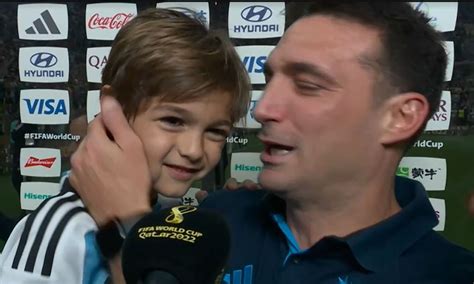 Las lágrimas de Scaloni con su hijo en brazos al dedicarle el Mundial