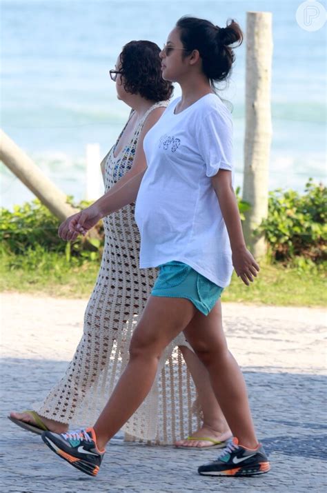 Foto Yanna Lavigne grávida de 9 meses caminhou a mãe pela orla