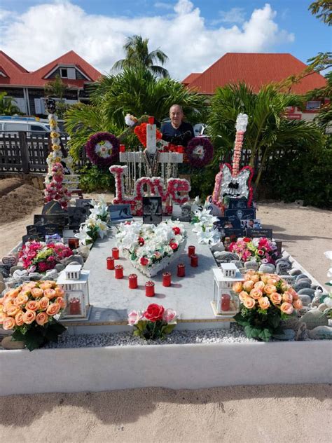 Isère Cinq ans après la mort de Johnny il se recueille sur sa tombe à