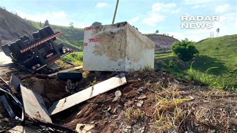 Carreta Rocha De Mais De Toneladas Tomba Na Br Em Eun Polis