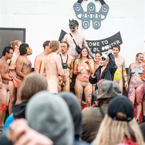 FOTOSERIE Fart over feltet i Roskilde Festivals nøgenløb