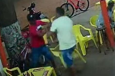 Vídeo flagra homem levar facada no peito durante discussão em bar de MT