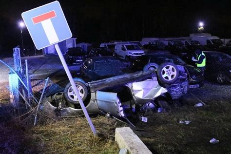 Wypadek pod Wrocławiem Audi dachowało i wpadło do komisu samochodowego