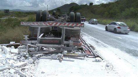 Motorista morre após caminhão tombar na BR 232 no Agreste NE1 G1