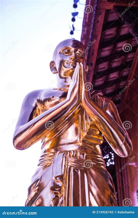 Estatua Del Monje Dorado En Wat Ban Den Foto De Archivo Imagen De
