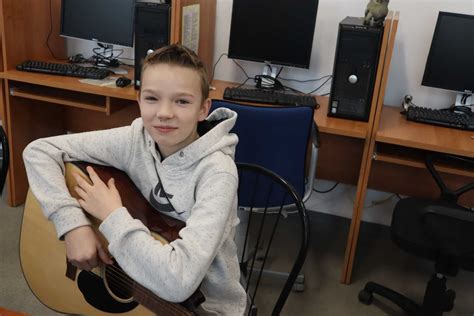 Nauka gry na gitarze Gminny Ośrodek Kultury i Biblioteka w Lubrzy