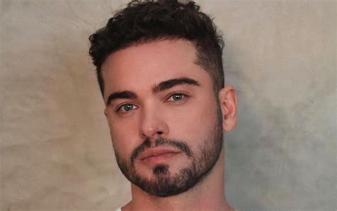 Sidney Sampaio destrói hotel provoca hóspedes e se joga do quinto