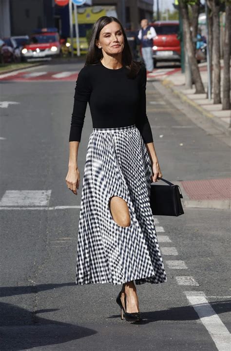 La Reina Letizia Se Atreve Con Una Falda Midi Moderna De H M Con