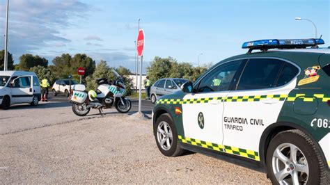 En qué situaciones se puede adelantar a un coche de la Guardia Civil