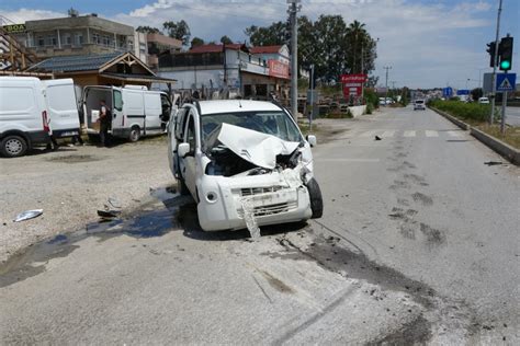 Kapalı kasa kamyonet ticari araçla kafa kafaya çarpıştı 4 yaralı İhlas