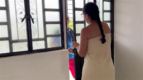 Anh shipper may mắn và cô vợ dâm đang nứng lồn thèm cặc