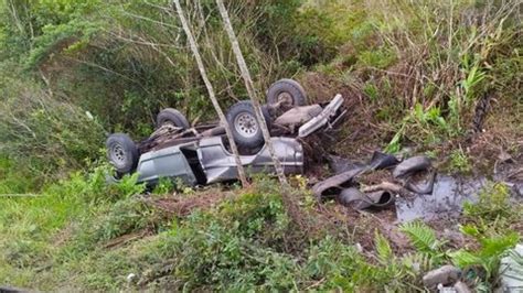 Carro capota em rodovia e fica completamente destruído