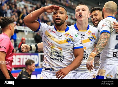 Kruise Leeming 9 Of Leeds Rhinos Celebrates His Try Stock Photo Alamy