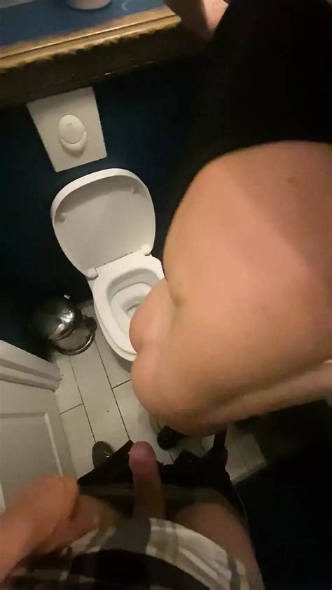Ella Engaña A Su Novio En El Baño Mientras él Espera En El Restaurante Xhamster